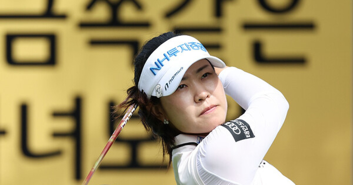 박민지, KB금융 스타챔피언십 1R 공동 선두로 '시즌 4승 조준'..장하나는 기권 [KLPGA 메이저]