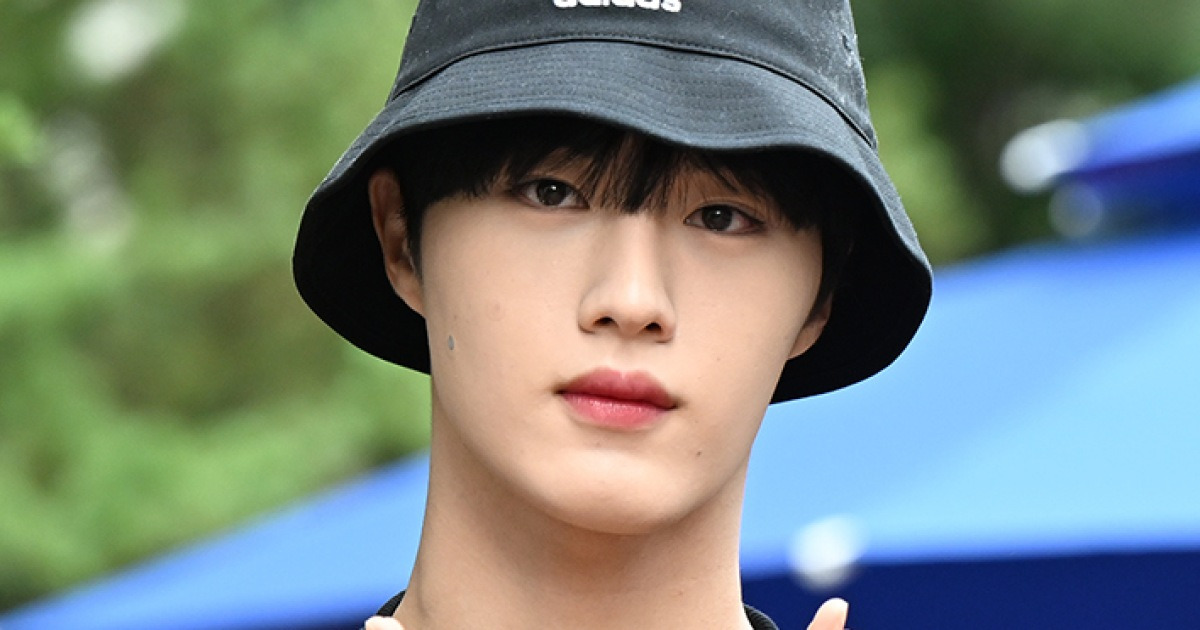 CIX 현석, 개성만점 꽃받침 [포토엔HD]