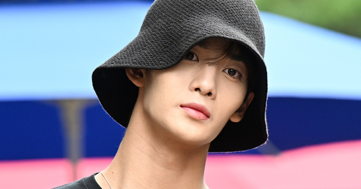 CIX 배진영, 눈빛이 다하는 손하트 [포토엔HD]