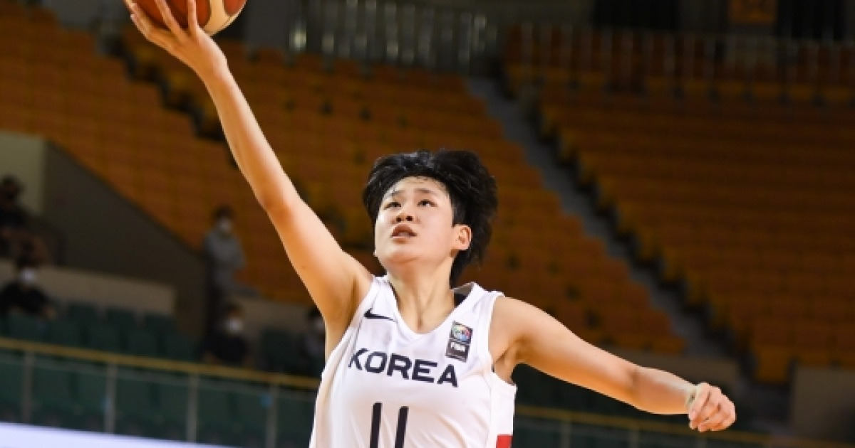 인도에선 울었지만 프로 유니폼 입고 활짝..청대 7인방 전원 지명 [WKBL 드래프트]