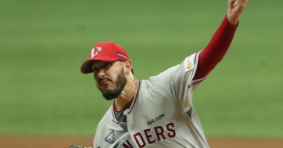 SSG, KT에 역전승..모리만도 승리투·김민식 결승포