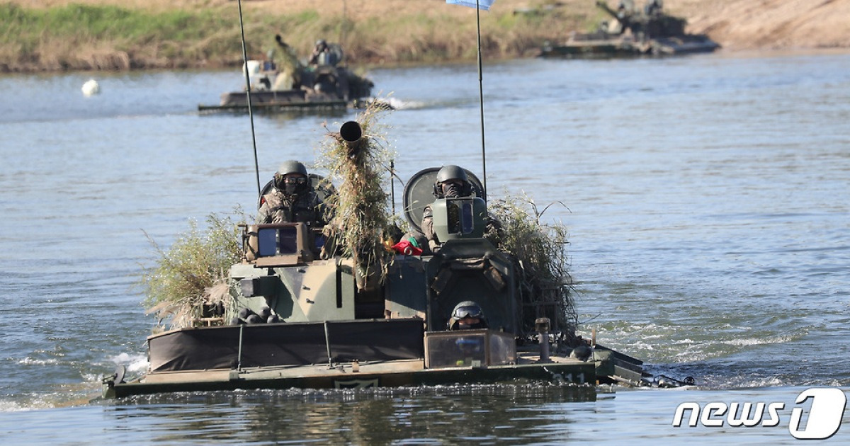 도하훈련하는 K21 장갑차