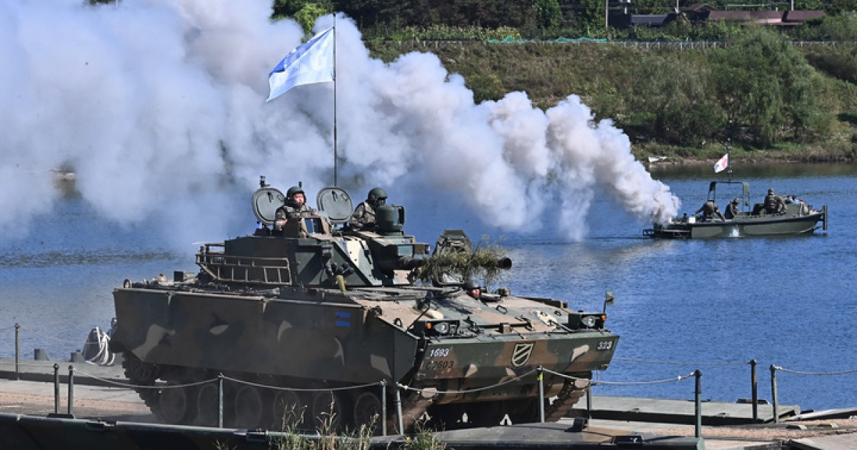 남한강 도하하는 K-21 장갑차