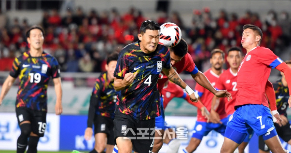치열한 공중볼 다툼 김민재[포토]