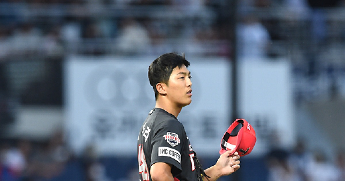 노히트 깨려고 기습번트까지..KIA 152km 신인왕의 잔인한 희망고문