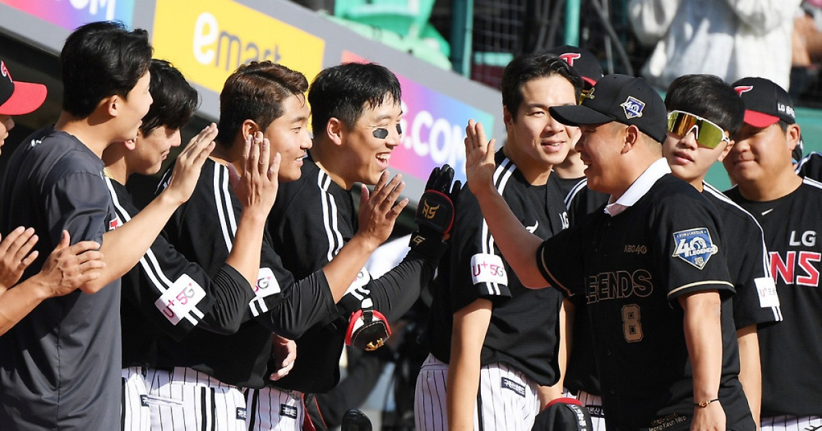 [포토] KBO 40인 레전드 정근우, LG 선수들과도 하이파이브