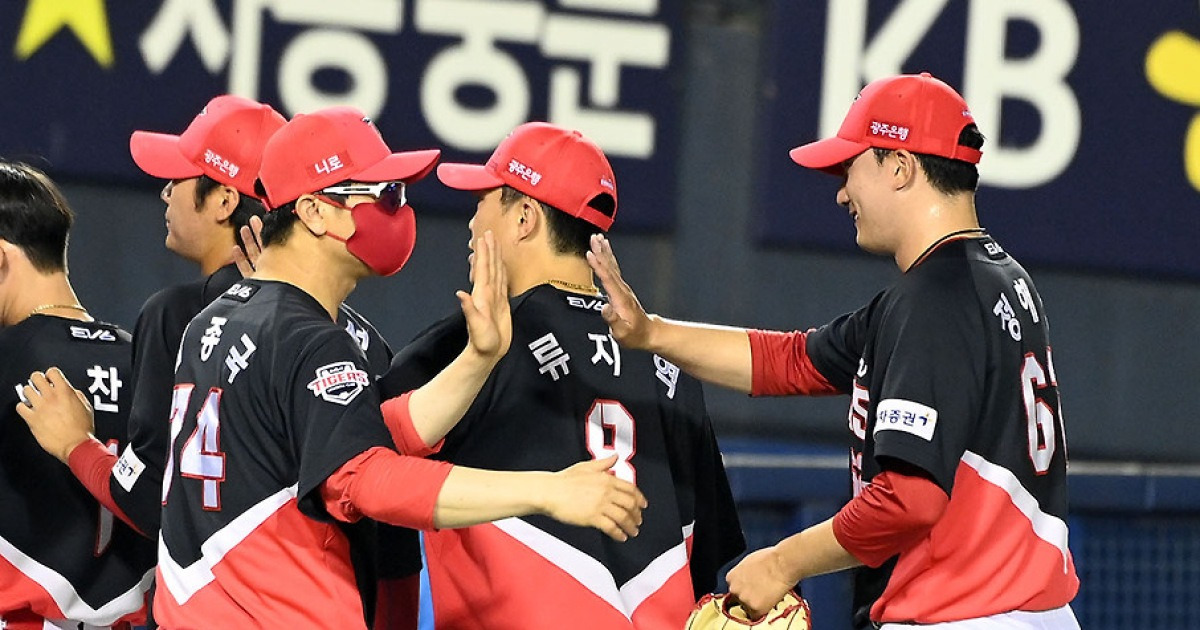 '5실책 자멸' NC가 넋 놓는 사이, KIA는 도망갔다