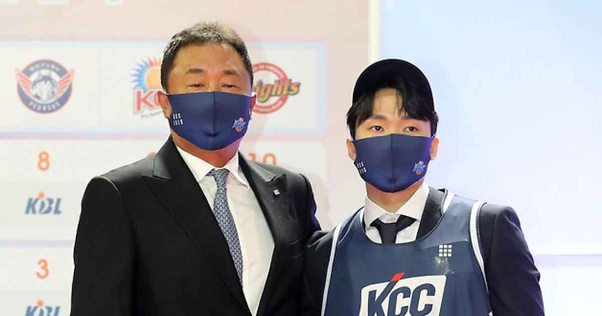 KCC 유니폼 입은 송동훈