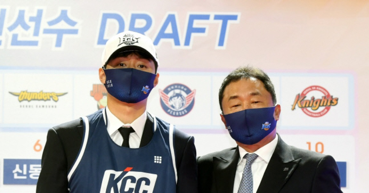 [포토] KCC, 2라운드에서 고려대 여준형 지명
