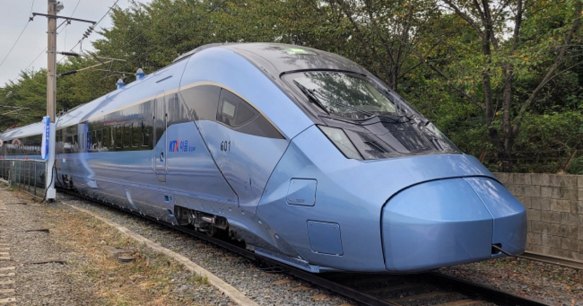 국내최고 '시속 320km' .. 현대로템, 동력분산식 고속열차 'EMU-320' 출고