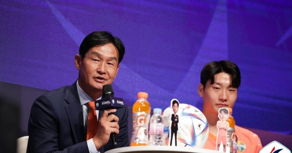 [b11 현장] 'ACL 쟁탈전' 물끄러미 지켜보던 최용수 감독, "옥신각신하는 풍경이군"