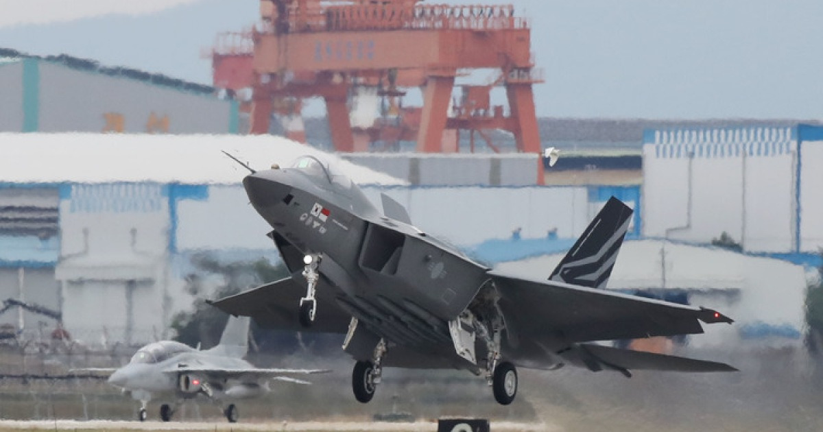 날아오르는 한국최초 국산전투기 KF-21