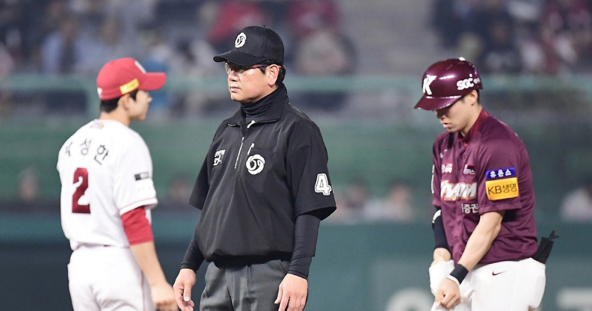 [포토] 김성철 심판 'KBO리그 통산 1500경기 출전'