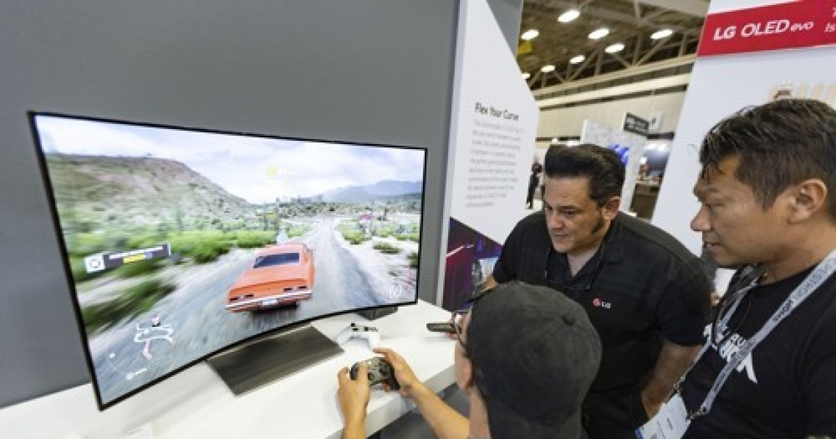 LG CEDIA Booth Briefings