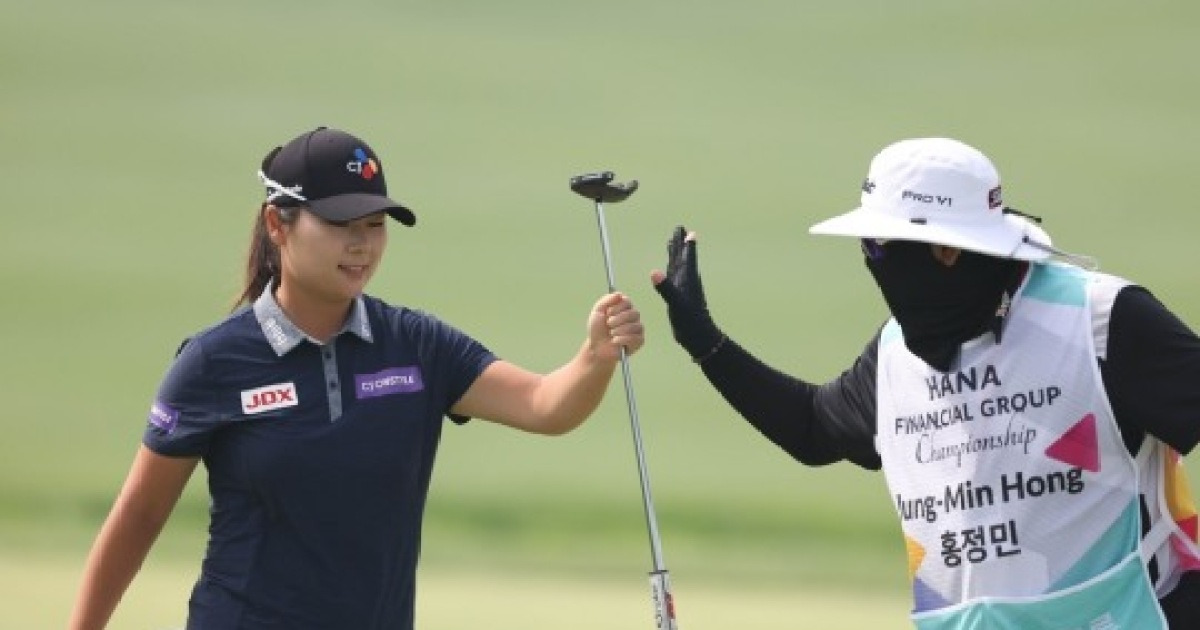 '시즌 2승이 보인다' 홍정민, KLPGA 하나금융 챔피언십 3R 2타 차 선두..김수지 2위