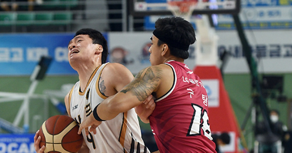 [MD포토] 최승욱 '구탕, KBL에서는 이렇게 하면 파울이야'