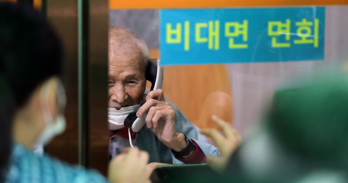 與 노인의날 맞아 기초연금 40만원까지 단계적 인상