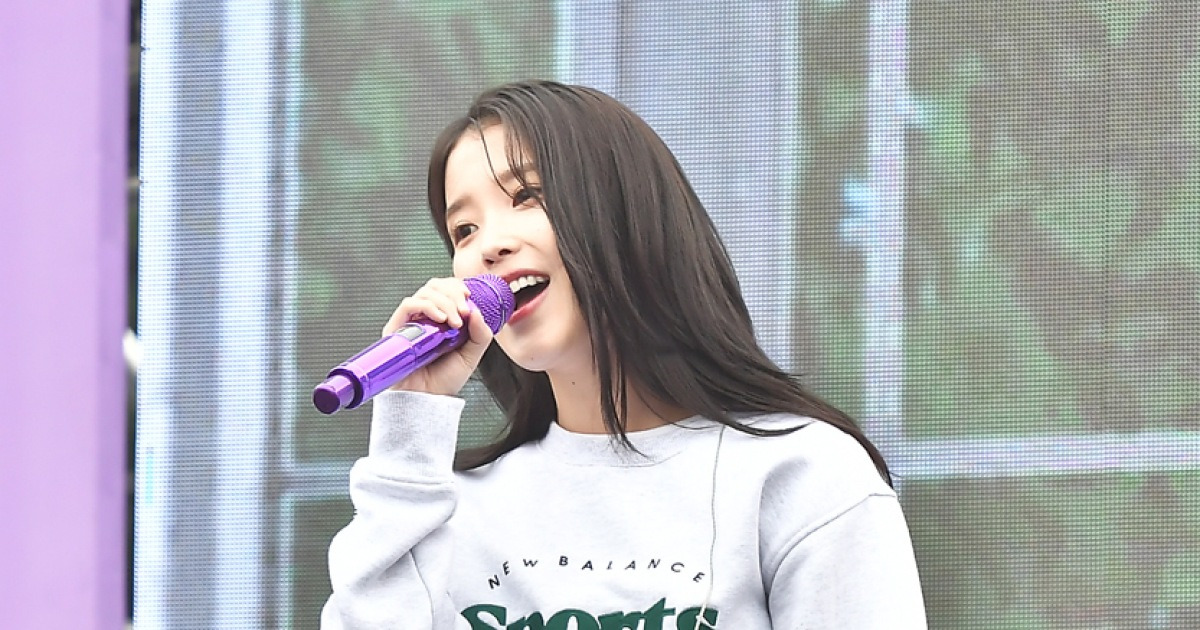 아이유, 마이크 잡은 표정도 이뻐[포토엔HD]