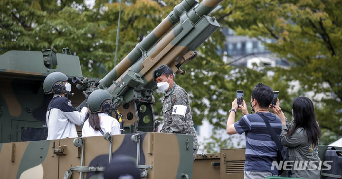 105mm 자주포 탑승한 어린이