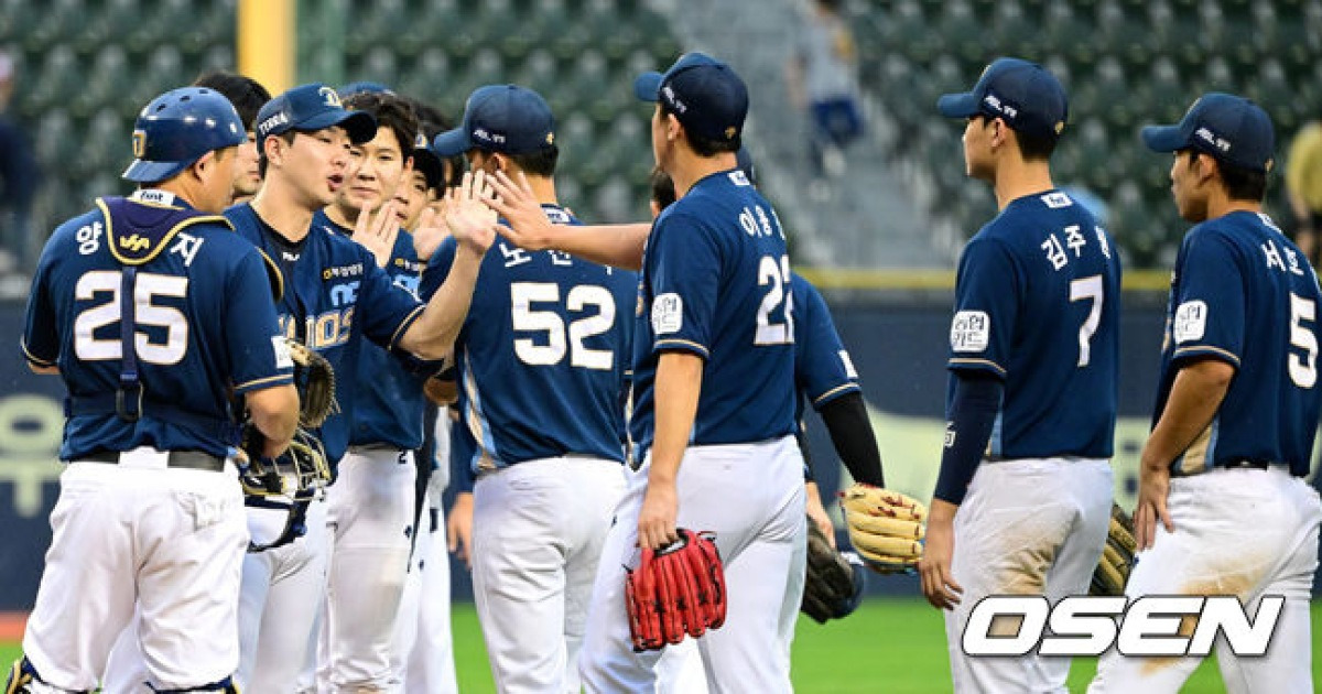 승리 하이파이브 나누는 NC, '5위 향해 끝까지 간다' [사진]