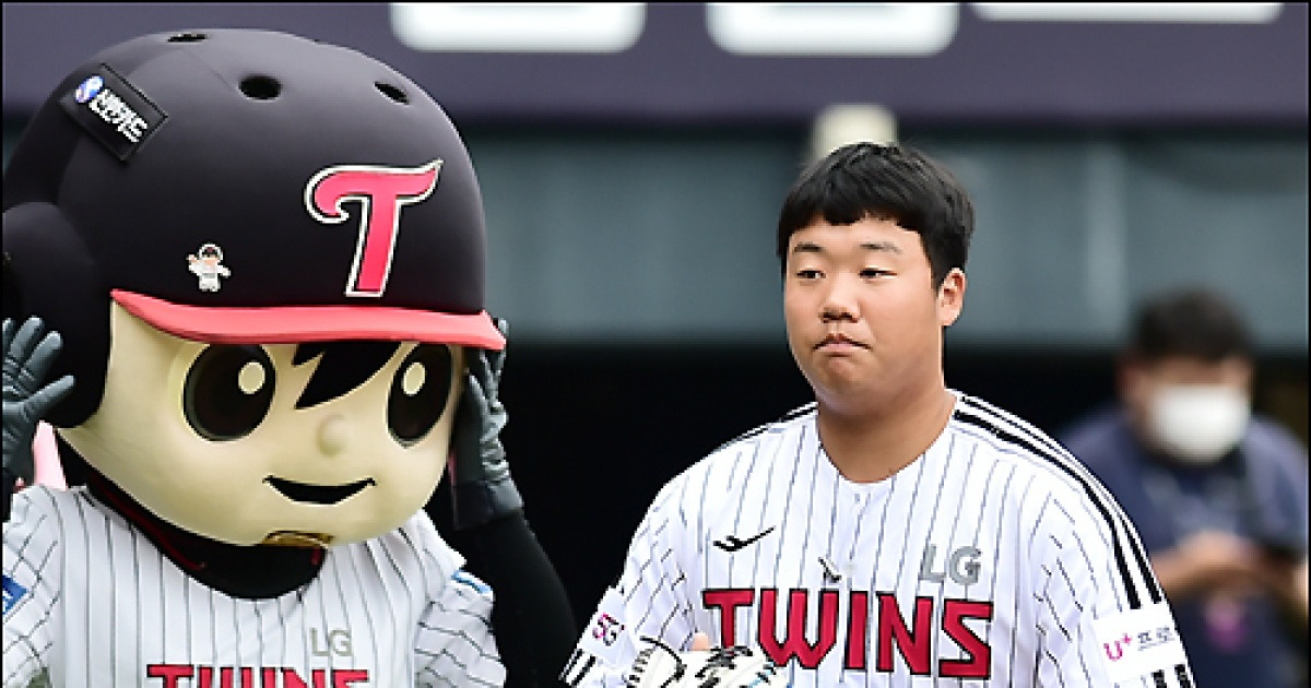 LG에 온 고교 최고의 거포 "안우진 150km 넘는 강속구 경험하고 싶다"