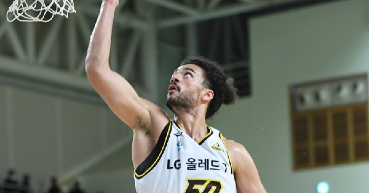 '마레이 더블-더블' LG, KGC 꺾고 컵 대회 4강 진출