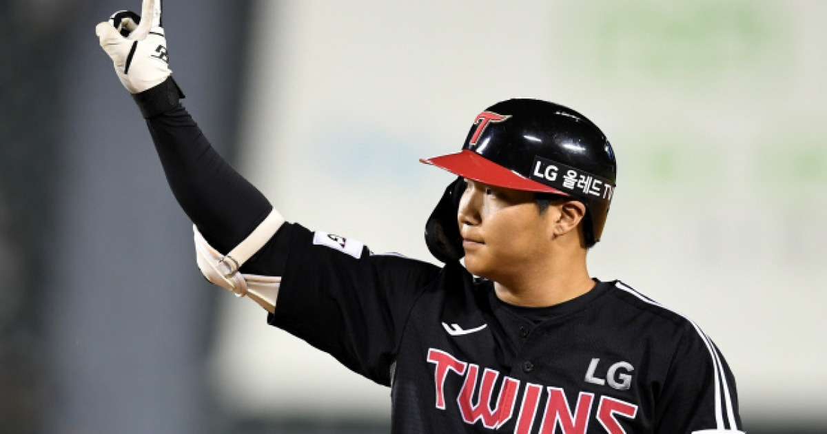 "시즌 막바지, 좋은 성적 기뻐" 문보경, LG 9월 '디지털 락커룸 MVP' 선정