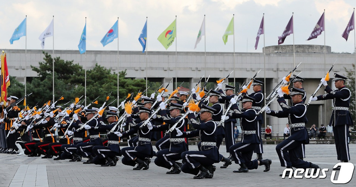한몸처럼 움직이는 군 의장대 시범