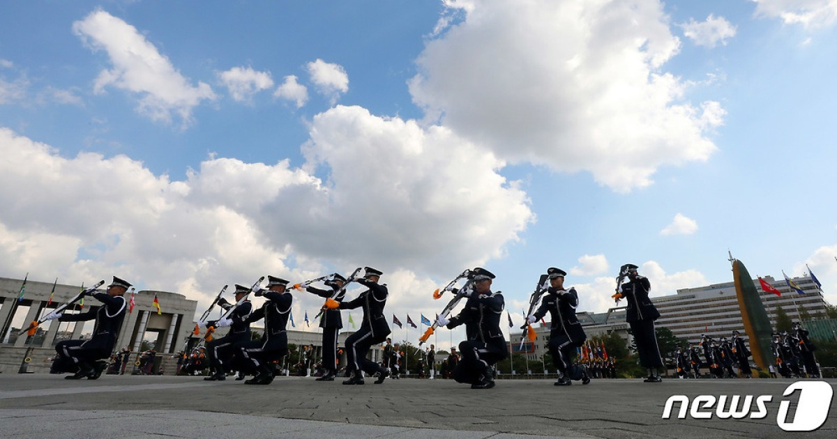 푸른 가을하늘 아래 시범보이는 군 의장대