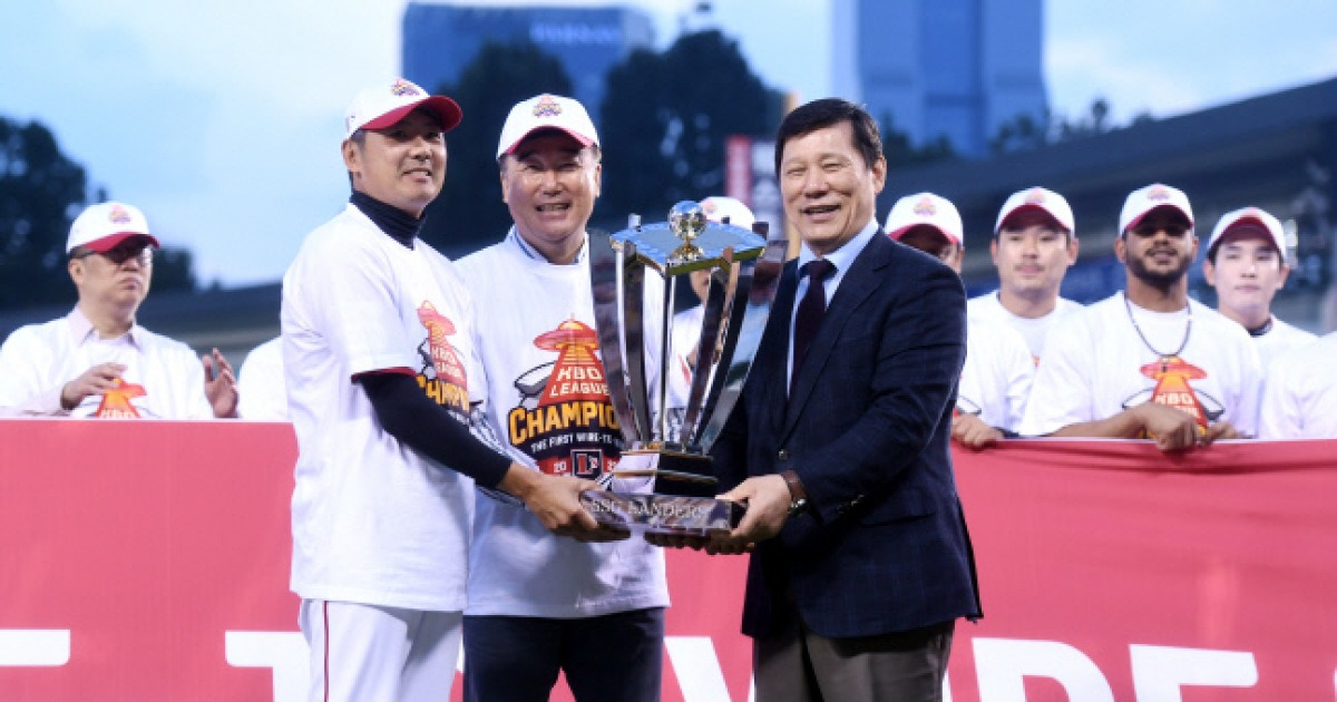 [포토] SSG, KBO리그 우승 트로피 받았다