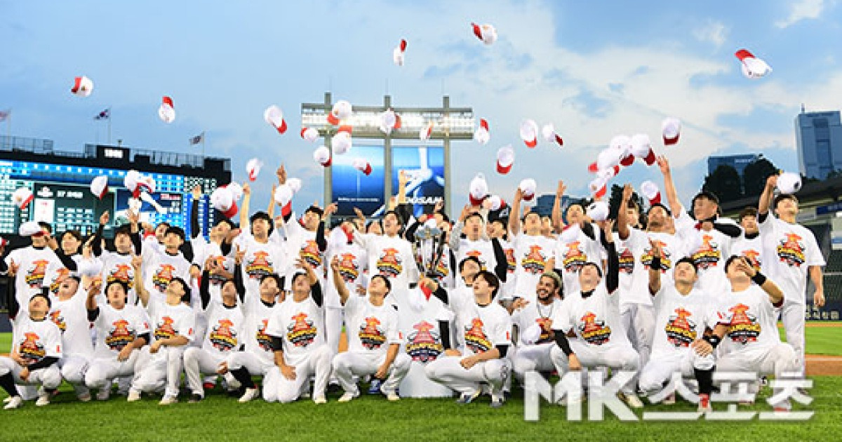 SSG 랜더스 'KBO 40년 최초 와이어 투 와이어 우승했어요' [MK포토]