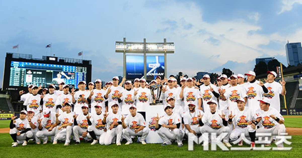 SSG 랜더스 'KBO 40년 역사 최초, 와이어 투 와이어 우승 달성' [MK포토]