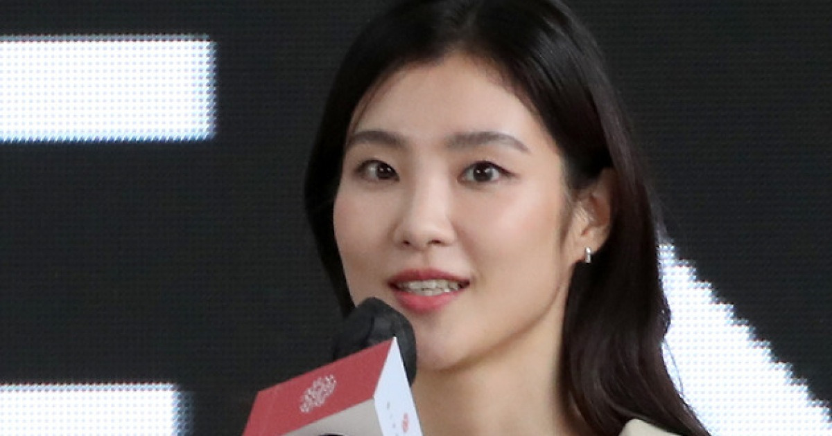 인사말 하는 썸바디의 김수연 배우