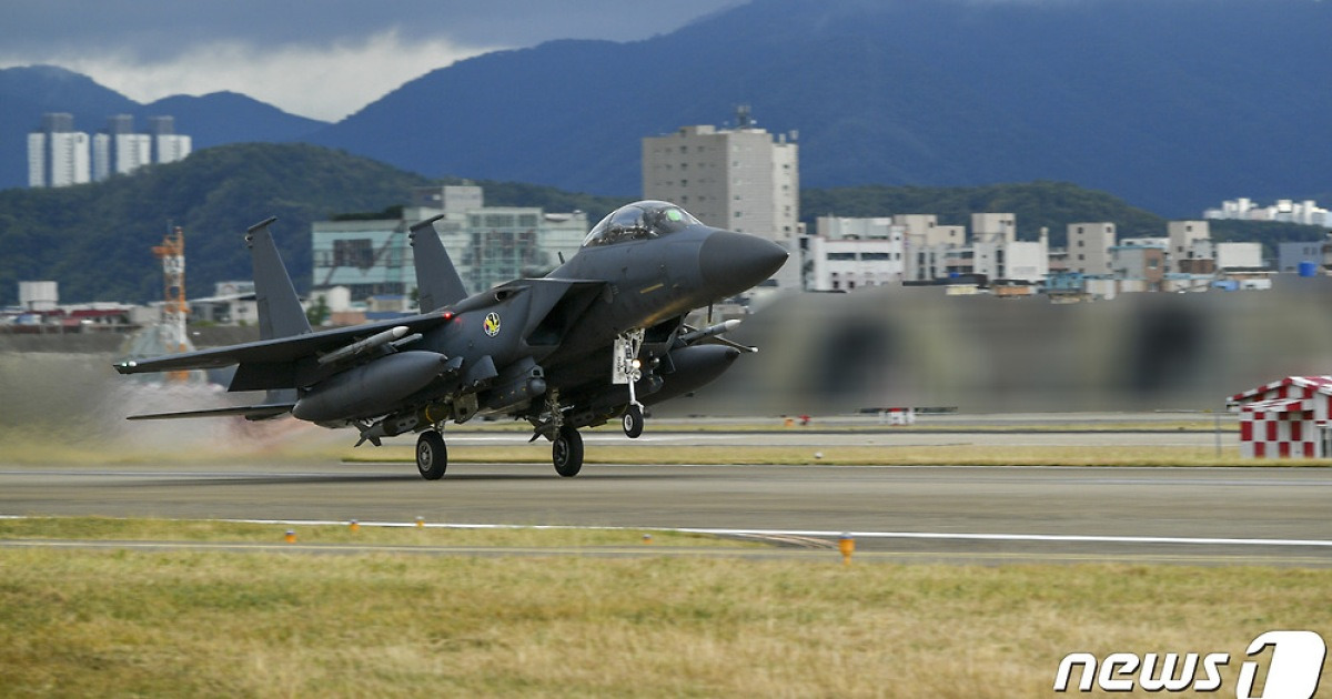 北전투기 8대·폭격기 4대 '시위'.. 軍, F-15K 등 30여대 즉각 대응(종합)