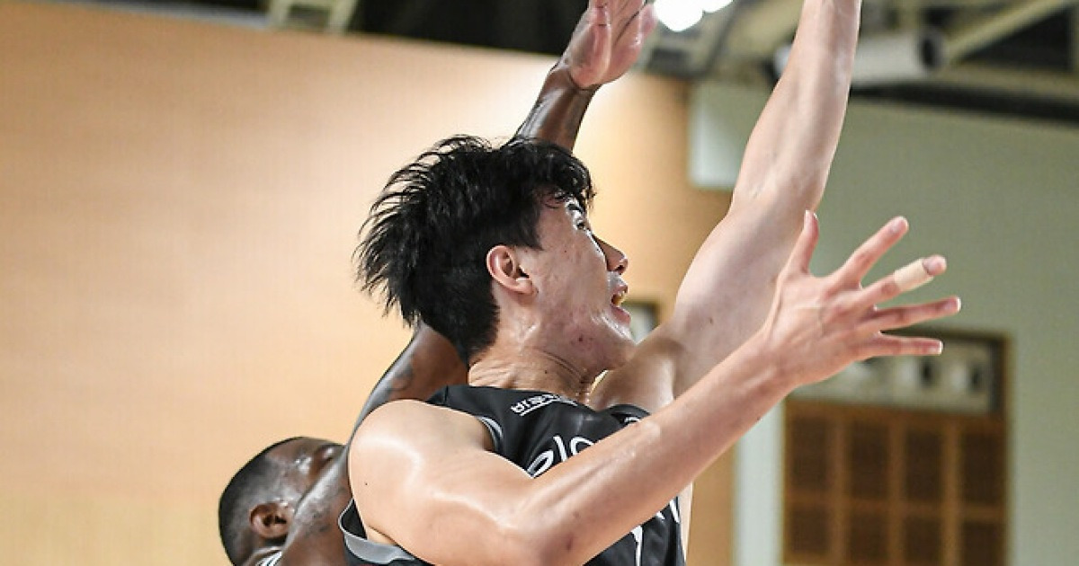 [JB포토] KT 김민욱 '골밑슛 찬스'