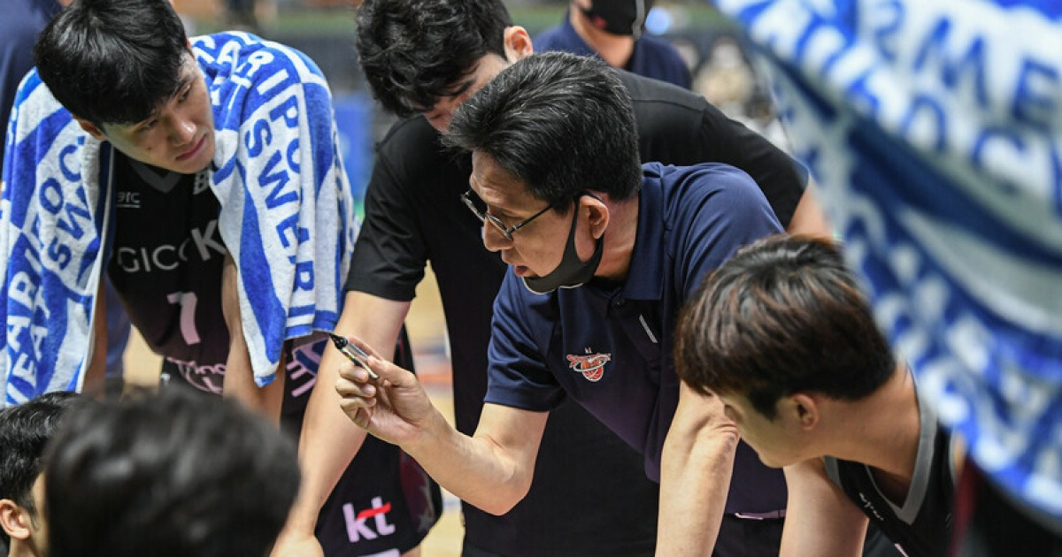 [JB포토] 선수들에게 작전 지시하는 KT 서동철 감독