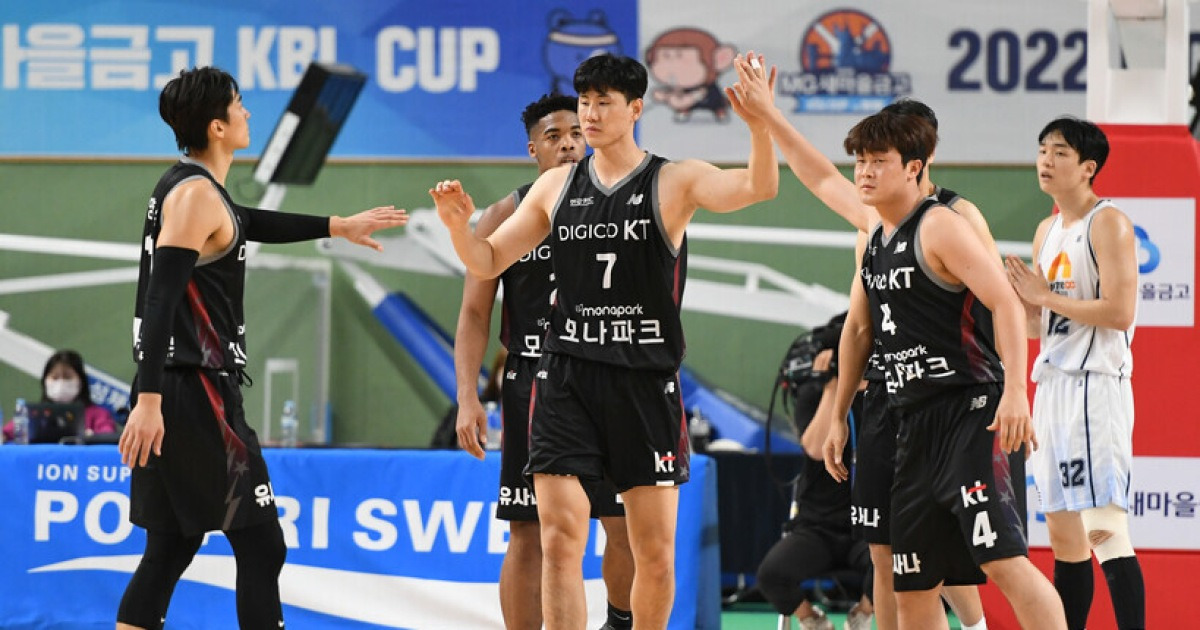 [JB포토] KT, KCC에 94-77로 승리하며 조 1위로 준결승전 진출