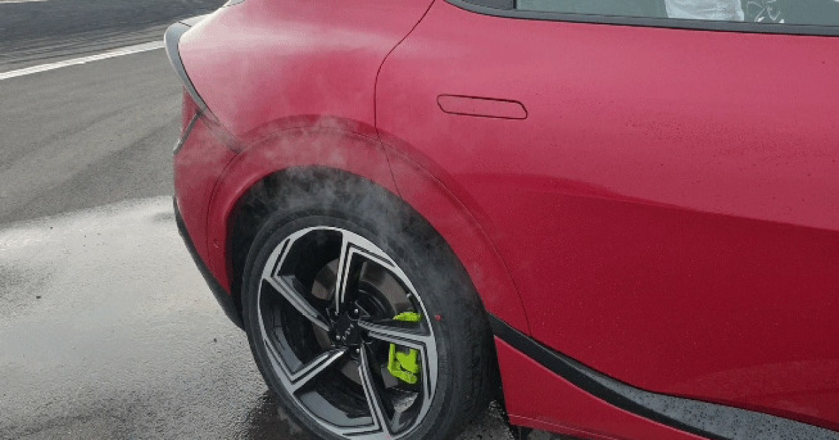 '한국 신기록' 기아 EV6 GT..제로백 3.5초 밟아보니