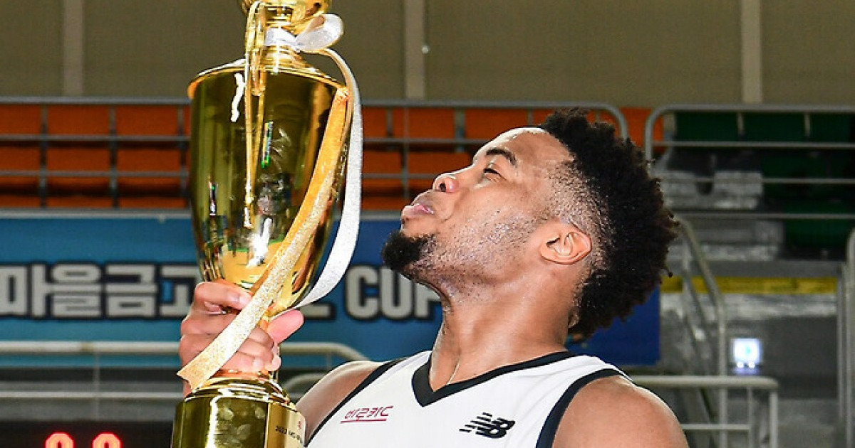 [JB포토] 2022 MG새마을금고 KBL 컵대회 MVP 이제이 아노시케