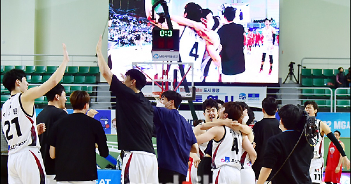 KBL 컵대회 우승에 환호하는 KT 소닉붐 [MD포토]