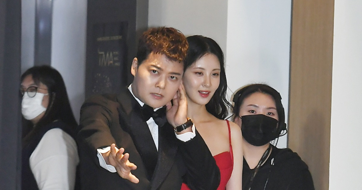 MC 전현무, 서현 일일 경호원~ (TMA)[포토엔HD]