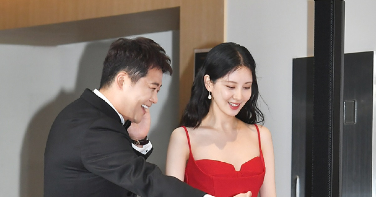 MC 서현, 전현무 에스코트 받으며 입장 (TMA)[포토엔HD]