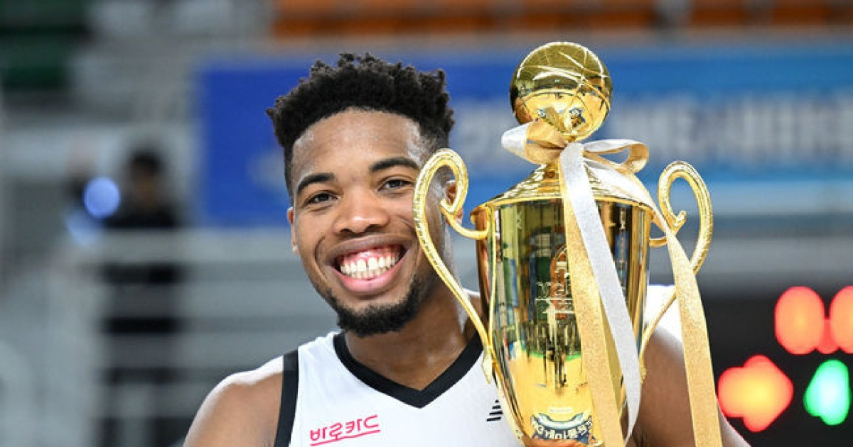 '컵대회 MVP' 아노시케, "외국선수상보다 KT 우승이 먼저" [통영톡톡]