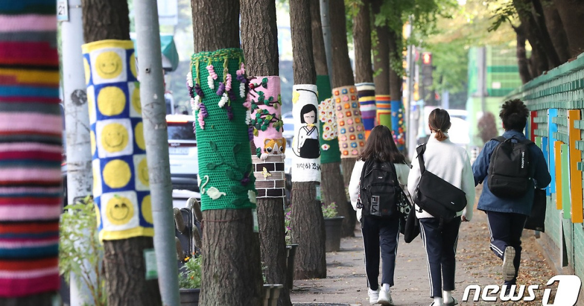 [뉴스1 PICK]10월에 찾아 온 겨울..롱패딩·목도리 등장