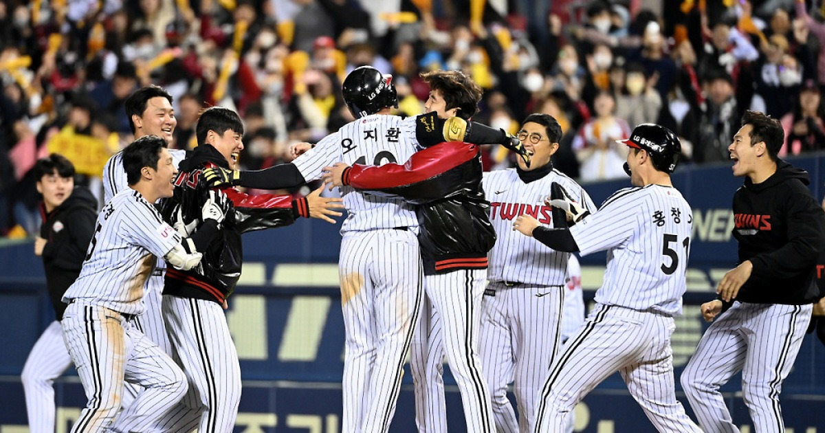 팬을 위해 총력전 LG 9회말 오지환 끝내기로 KT 3위의 꿈을 좌절시켰다. WC KT-KIA전 확정[잠실 리뷰]