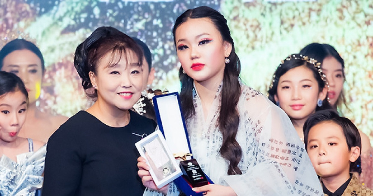 [bnt포토] '기념촬영하는 LBMA STAR 테리안 이사-글로벌오디션 1위 신제나'(럭셔리브랜드 모델어워즈)