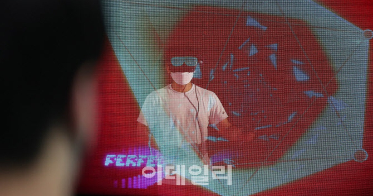 [포토]관람객 눈길 사로잡는 메타버스의 세계