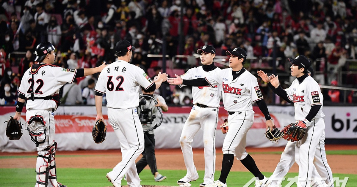 [포토] 승리한 KT 'KIA 잡고 준PO 진출'