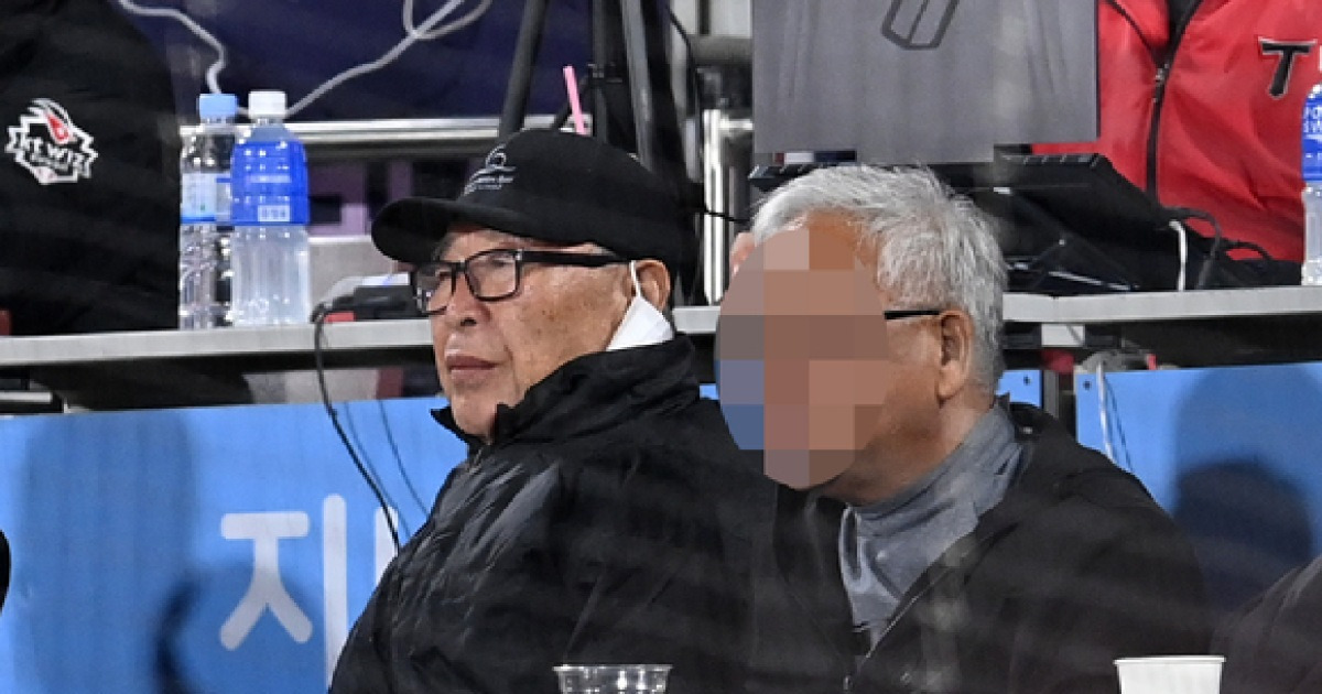[포토]KT-KIA WC 1차전 지켜보는 김응용 전 감독
