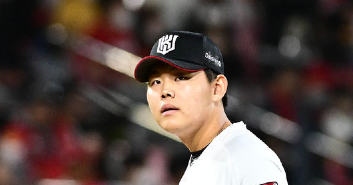 WC1차전 KT 선발 소형준, '날카로운 눈빛' [사진]